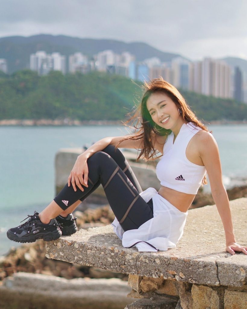 jumbo tsang曾淑雅穿白色bra top行山(多圖) 網友:這身材太正了吧!!! - HKGFABLE