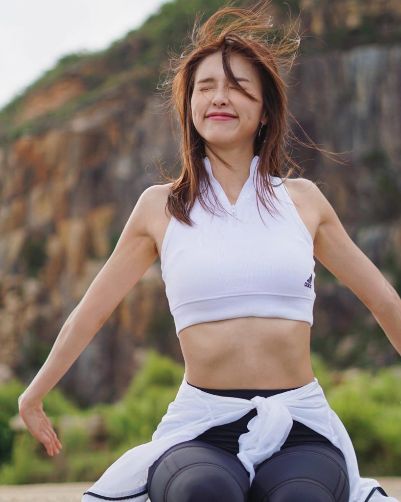 jumbo tsang曾淑雅穿白色bra top行山(多圖) 網友:這身材太正了吧!!! - HKGFABLE