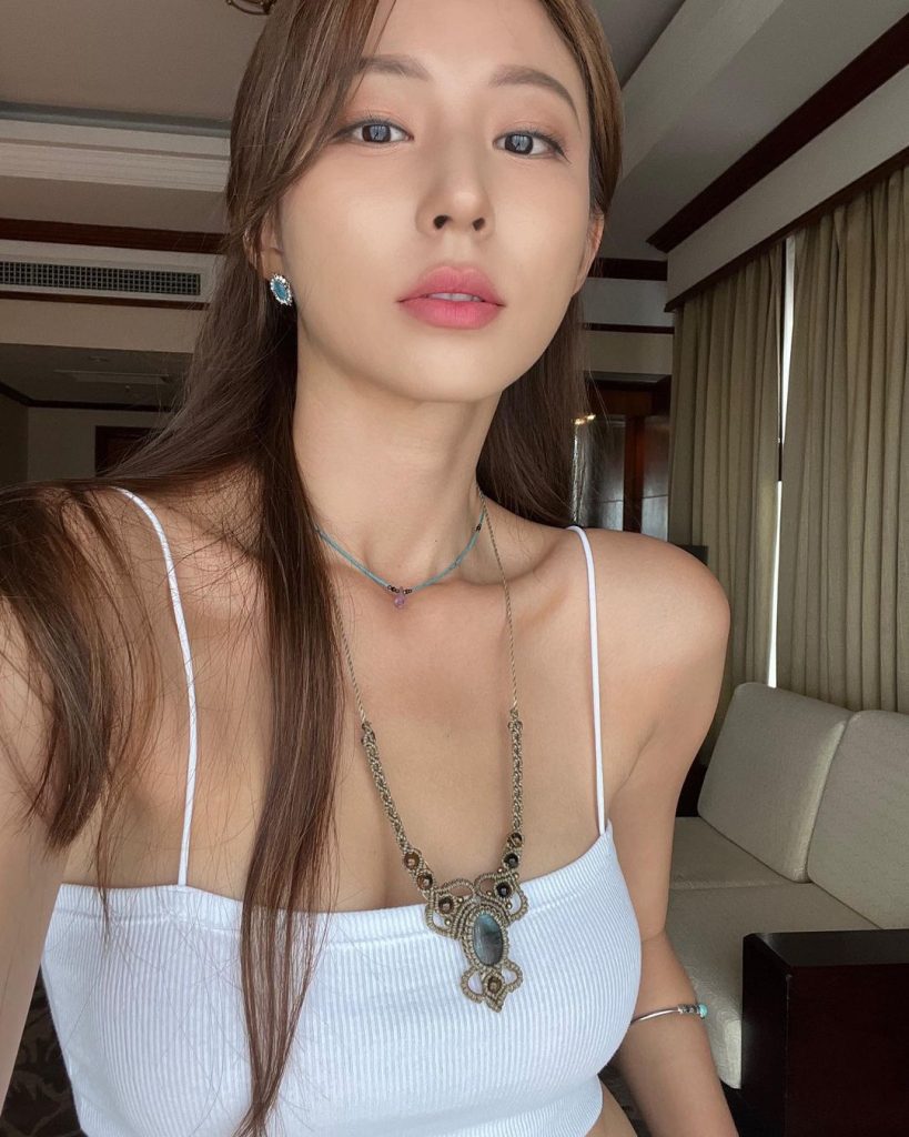 韓國索爆網紅穿性感吊帶小背心大曬美好身材(多圖) - HKGFABLE