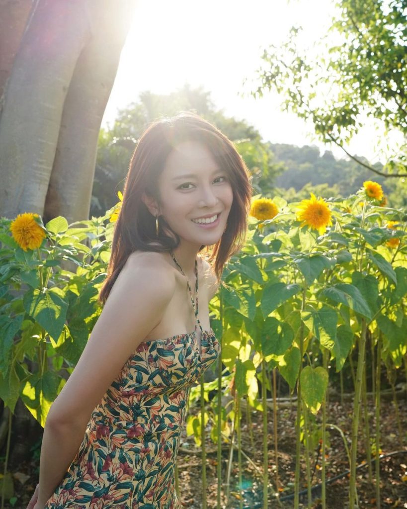 Kelly Cheung張曦雯穿緊身白色上衣大曬完美身材(多圖) - HKGFABLE