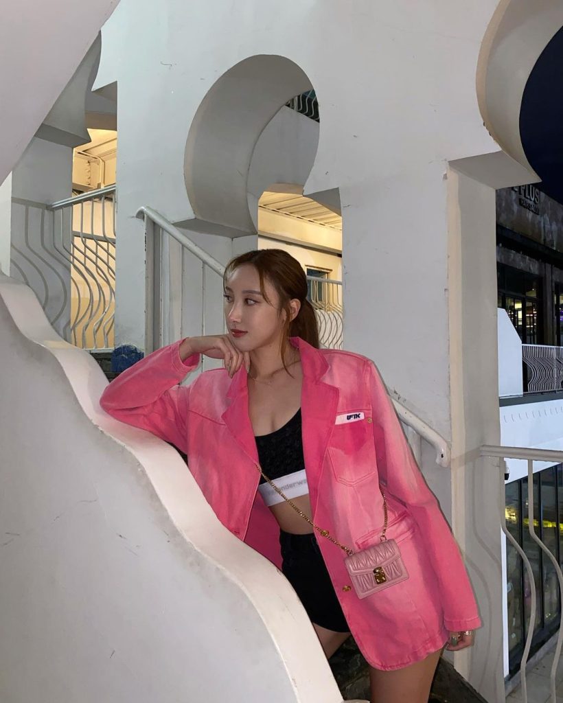 許靖韻小背心穿性感BRA TOP配熱褲大曬超長美腿(多圖) - HKGFABLE