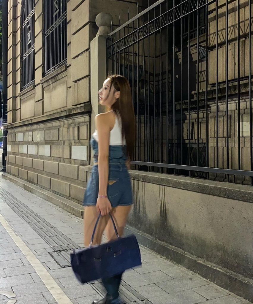 許靖韻小背心穿性感BRA TOP配熱褲大曬超長美腿(多圖) - HKGFABLE