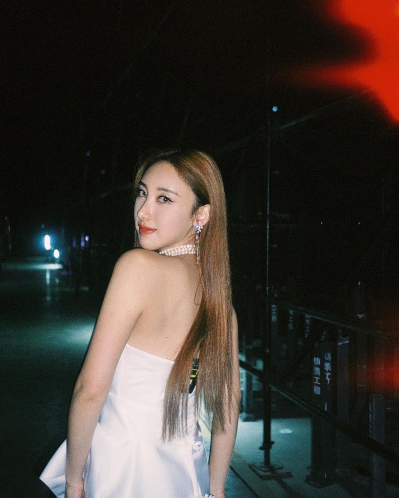 新一代文青女神許靖韻小背心穿性感長裙大曬雪白美腿(多圖) - HKGFABLE