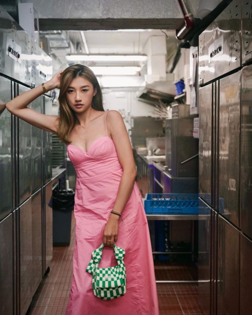 超正港女Luna月兒穿性感SPORTS BRA大曬美好身材(多圖) - HKGFABLE