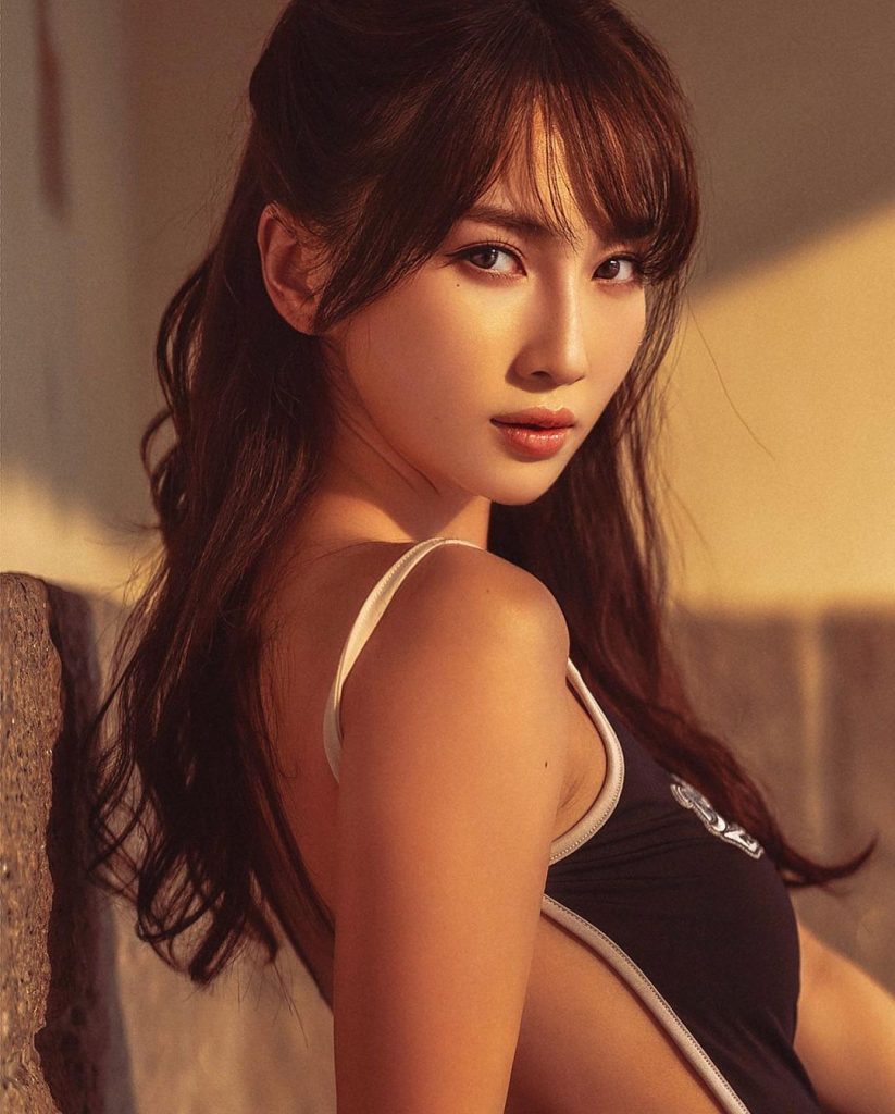 新一代性感女神李賢穿超性感大露背上衣曬S身型(多圖) - HKGFABLE