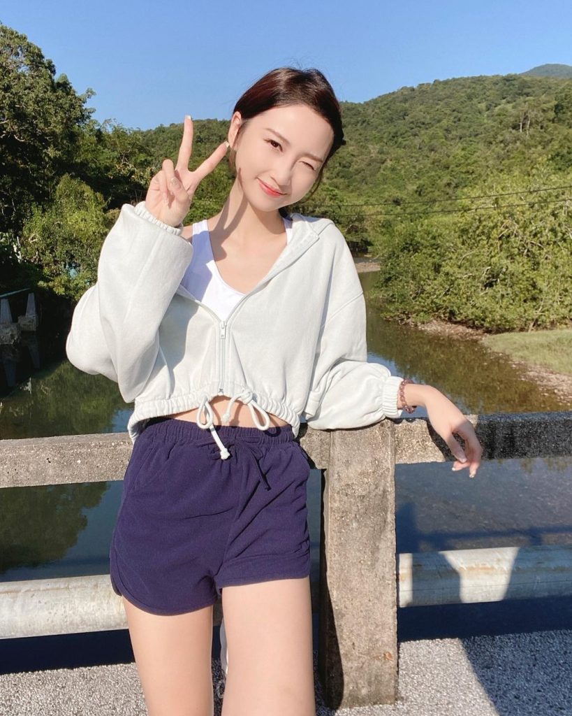 新一代性感女神李賢性感行山LOOK大曬完美雙腿(多圖) - HKGFABLE