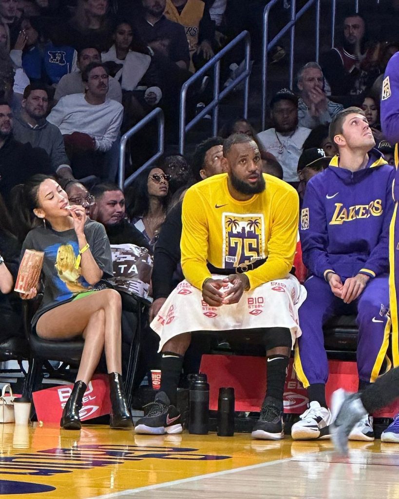 NBA賽場驚配神腿妹，與占士同框亦不處下風(多圖) 網友:這長腿簡直世界級，好想認識她!!! - HKGFABLE