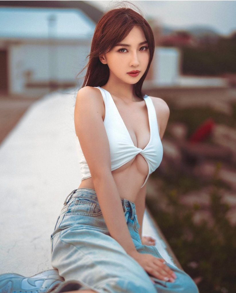 新一代性感女神Leanne Lee李賢穿性感sports bra大曬豐滿身材(多圖) - HKGFABLE