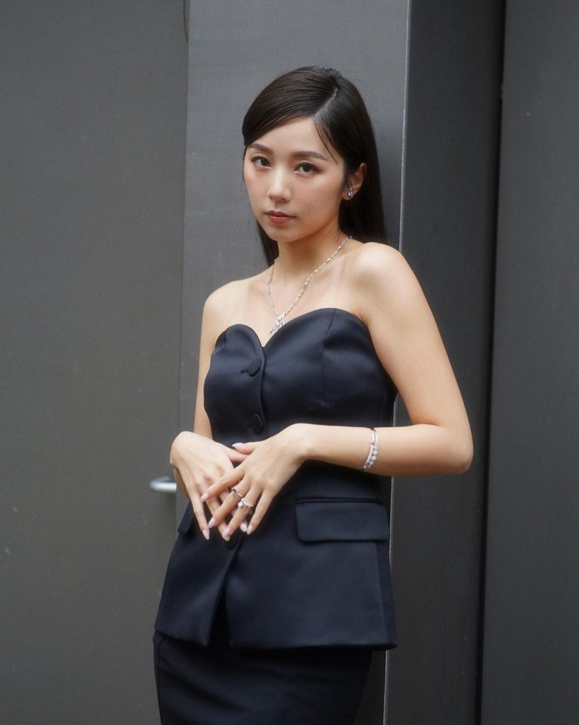 HEIDI bb李靜儀穿性感短裙大曬超美長腿(多圖) - HKGFABLE