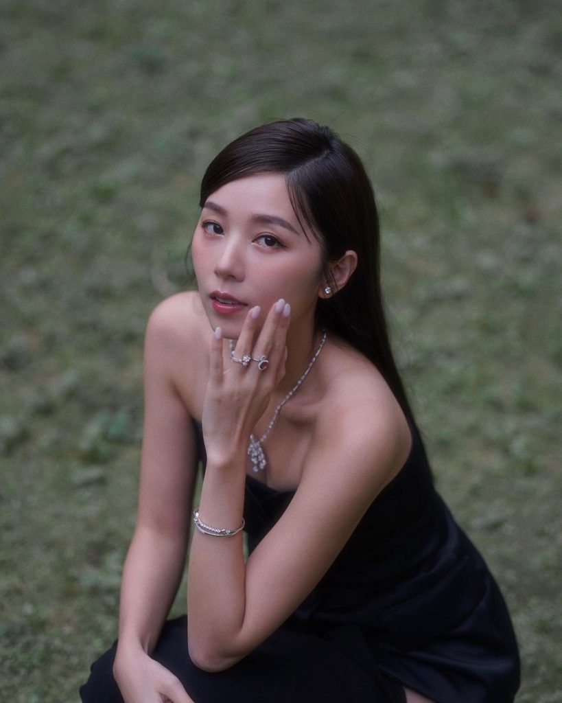 HEIDI bb李靜儀穿性感短裙大曬超美長腿(多圖) - HKGFABLE