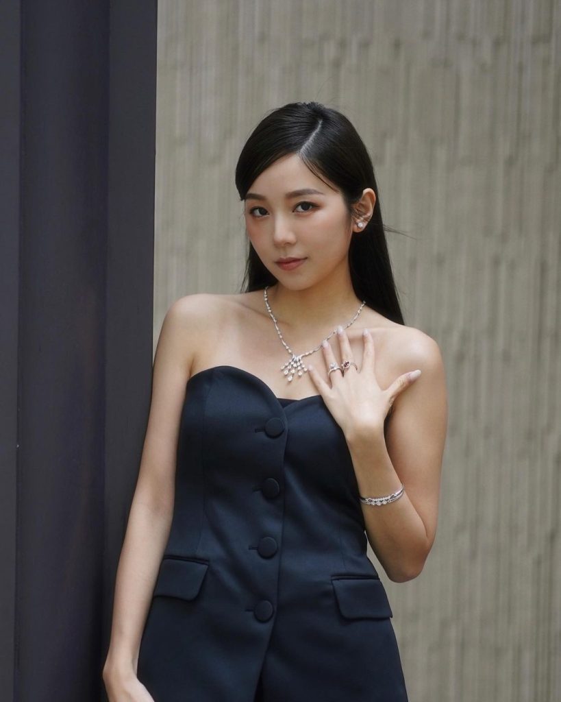 HEIDI bb李靜儀穿性感短裙大曬超美長腿(多圖) - HKGFABLE