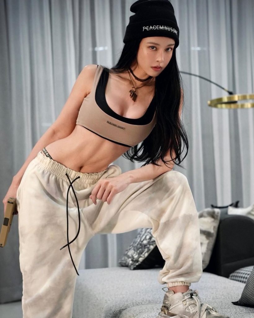 李元玲穿性感SPORTS BRA擺出誘人POSE(多圖) - HKGFABLE