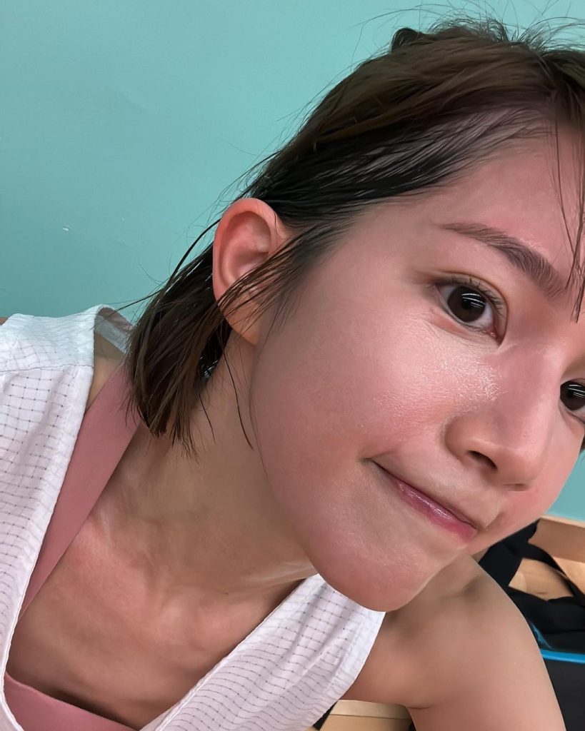 Chloe So 蘇皓兒穿藍球衣大曬雪白美腿(多圖) - HKGFABLE